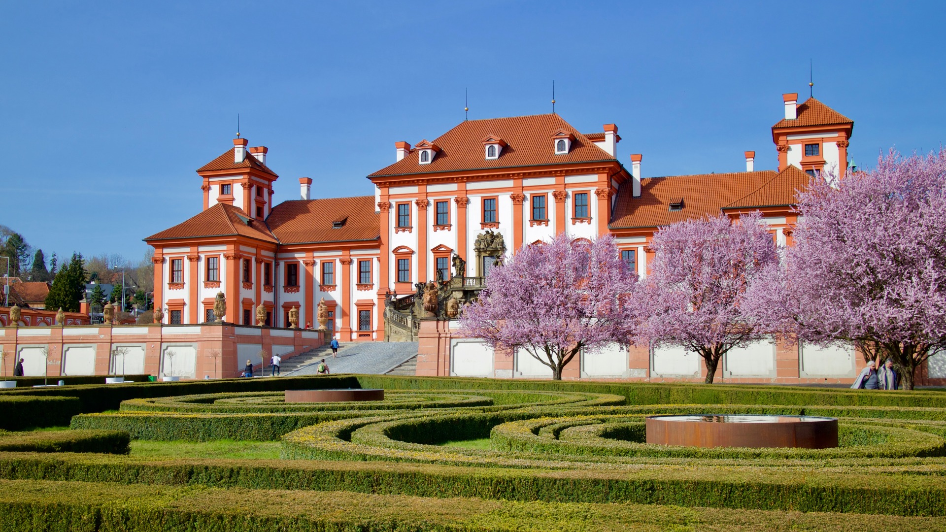 Galerie hlavního města Prahy uvedla výstavu s názvem Hrdinové, géniové ...