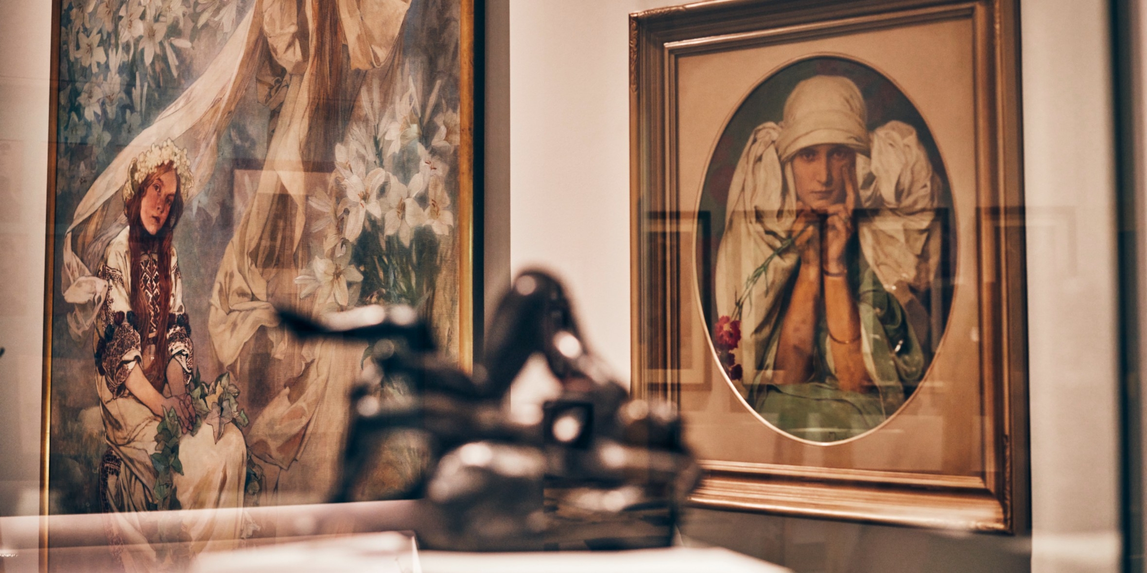 Ve Valdštejnské jízdárně začala výstava Mucha, rodinná sbírka - CzechCrunch