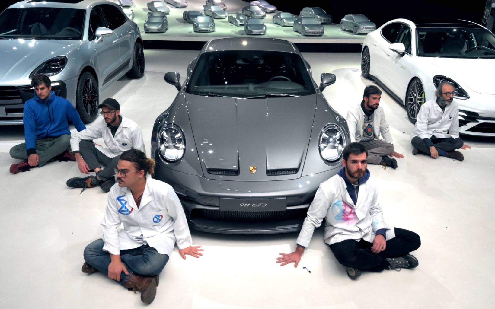 Vědci si sedli před Porsche, přilepili si k zemi ruce a pak se divili ...