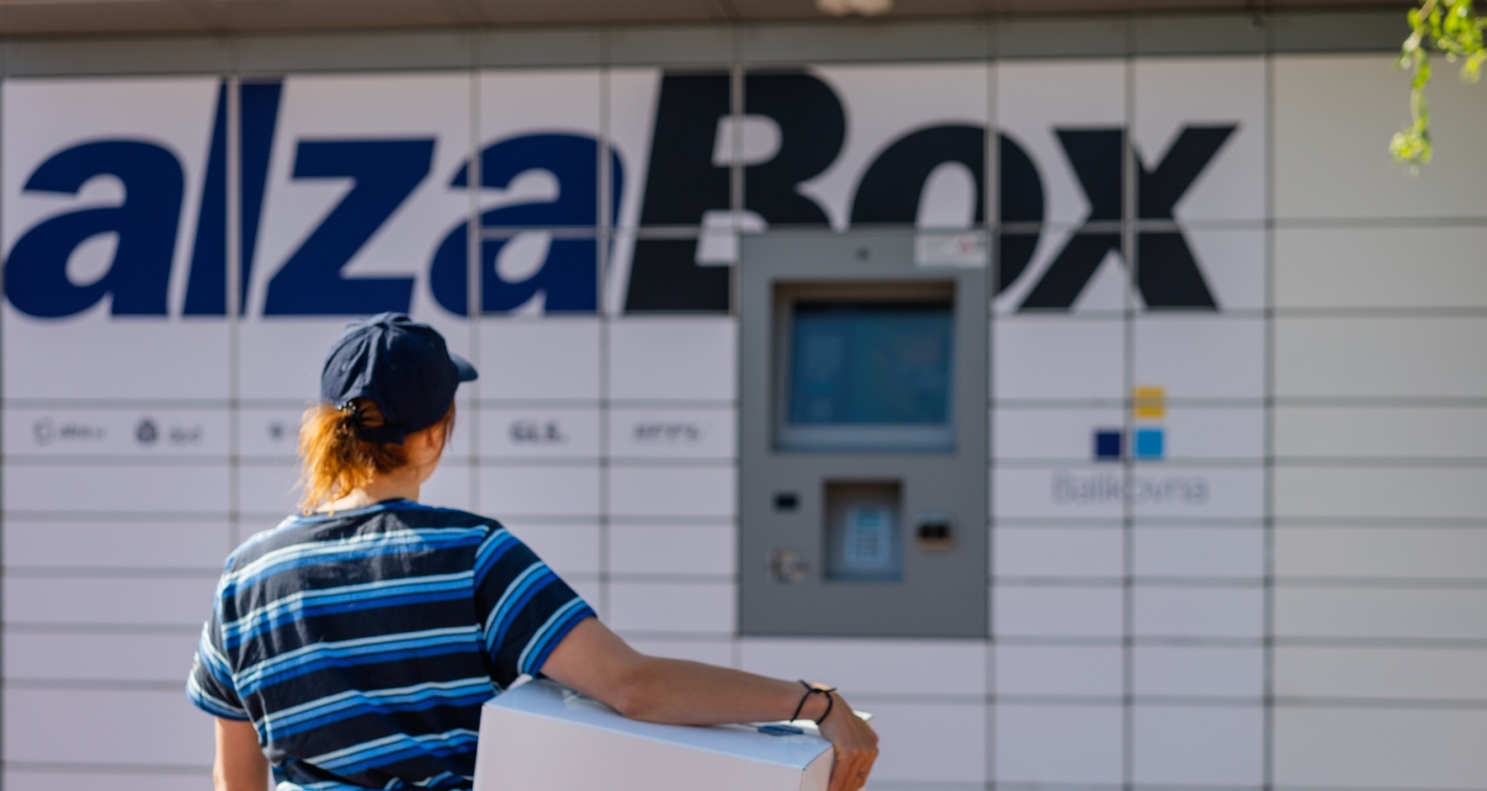 Do AlzaBoxu už doručují PPL, Zásilkovna, Česká pošta, DPD i DHL - CzechCrunch