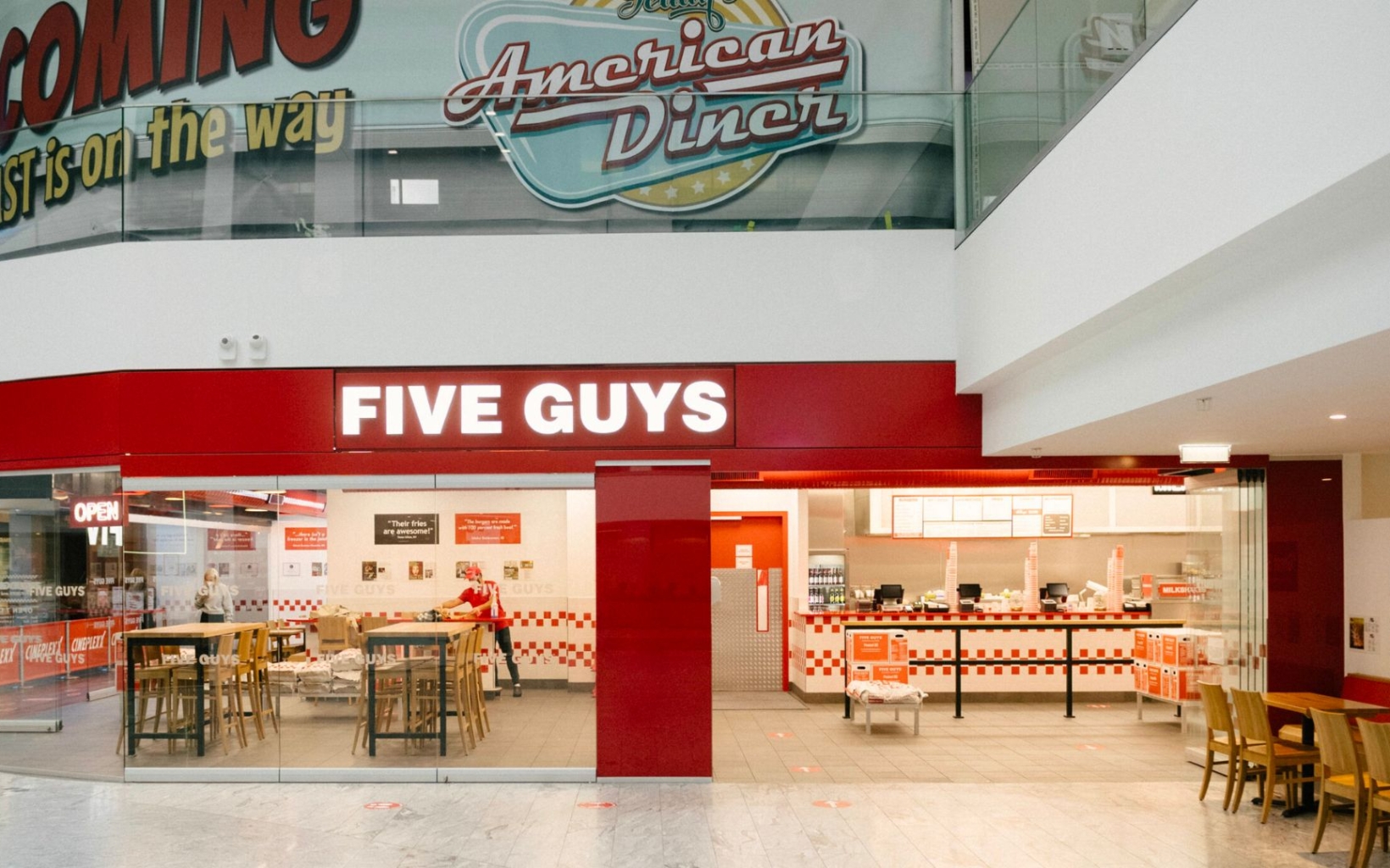 Fronty i na Five Guys? Slavný fast food otevře v Praze restauraci ...