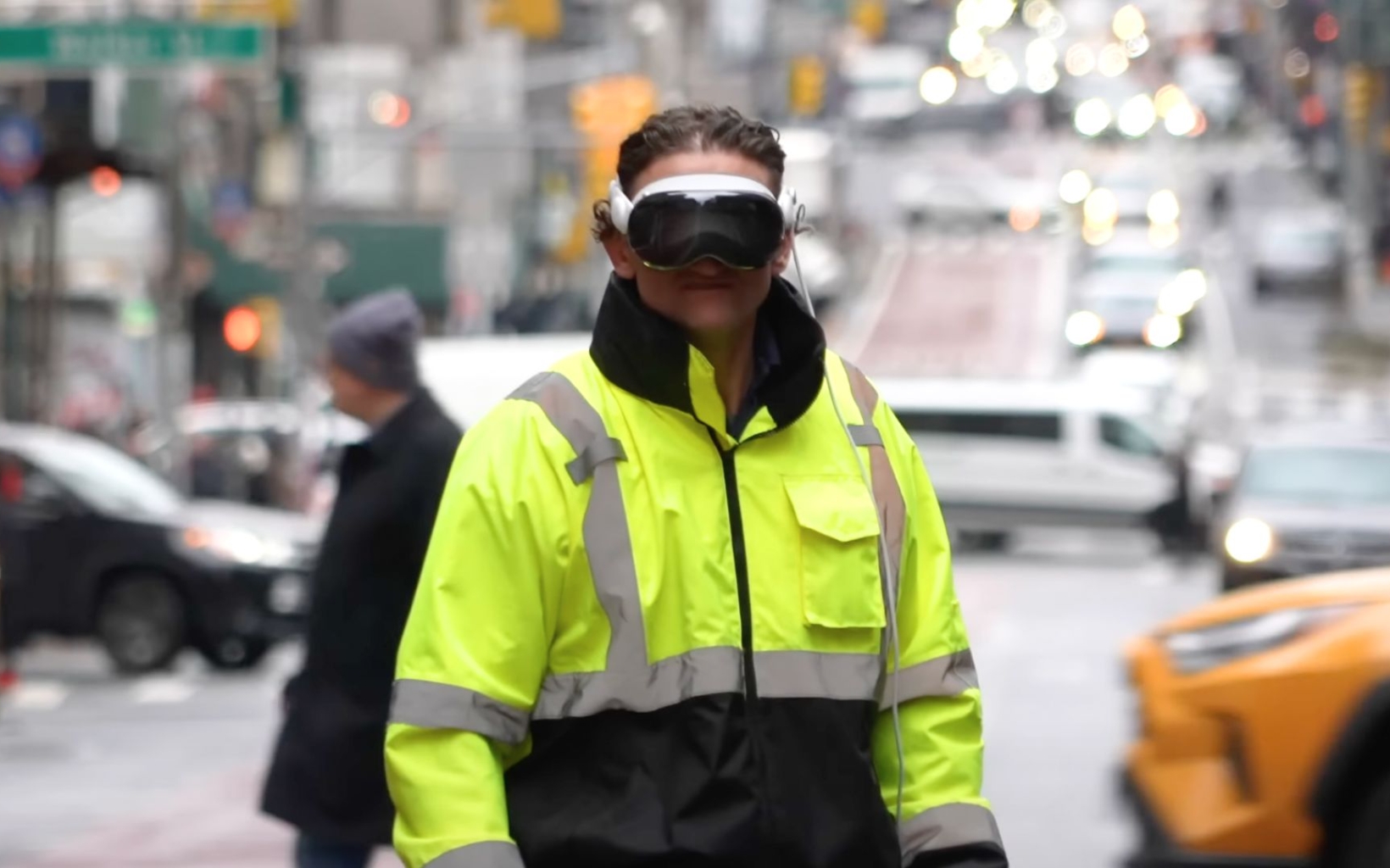 Apple Vision Pro v rukou a na hlavách lidí. Řídí s nimi i auto ...