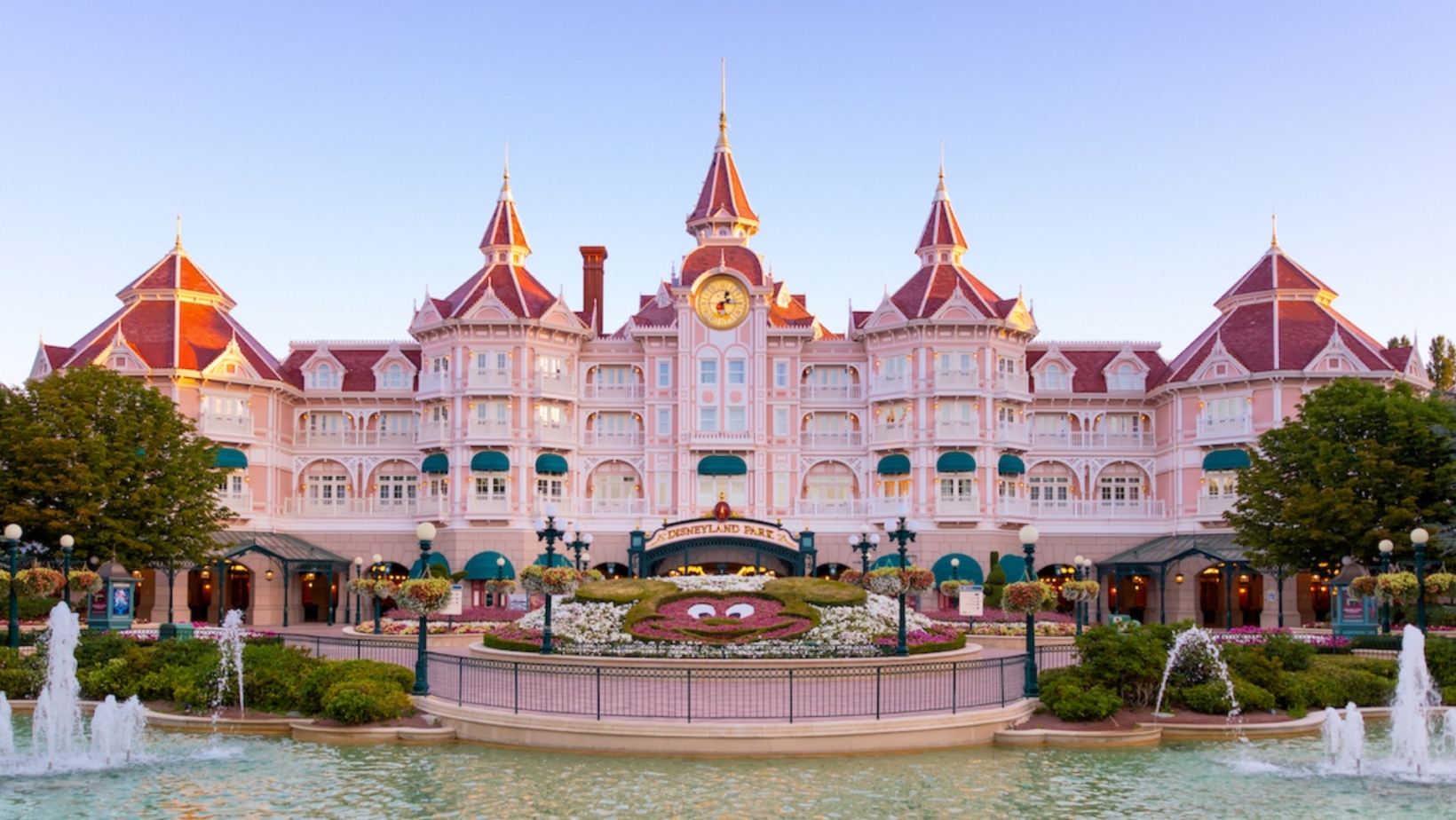 Disney hotel v Paříži zdobí křišťálový zámek z Česka - CzechCrunch