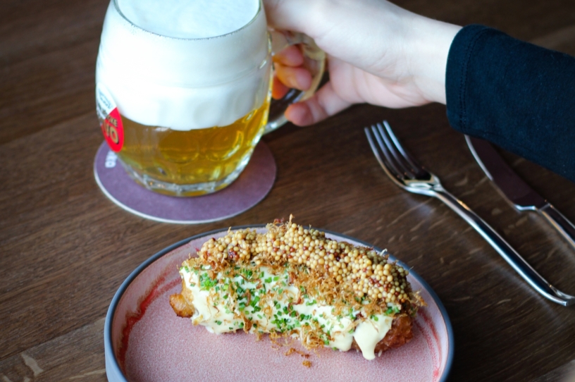 Naproti Štvanické lávce zakotvila restaurace Karlínská Holka - CzechCrunch