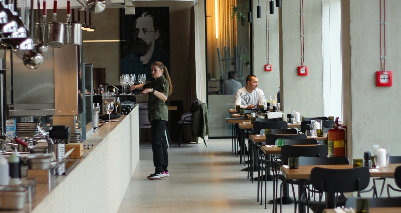 Naproti Štvanické lávce zakotvila restaurace Karlínská Holka - CzechCrunch