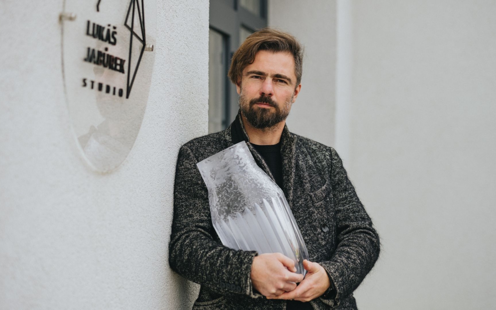 Vymyslel legendární vázu Hrušku od Mosera. Teď se osamostatnil ...