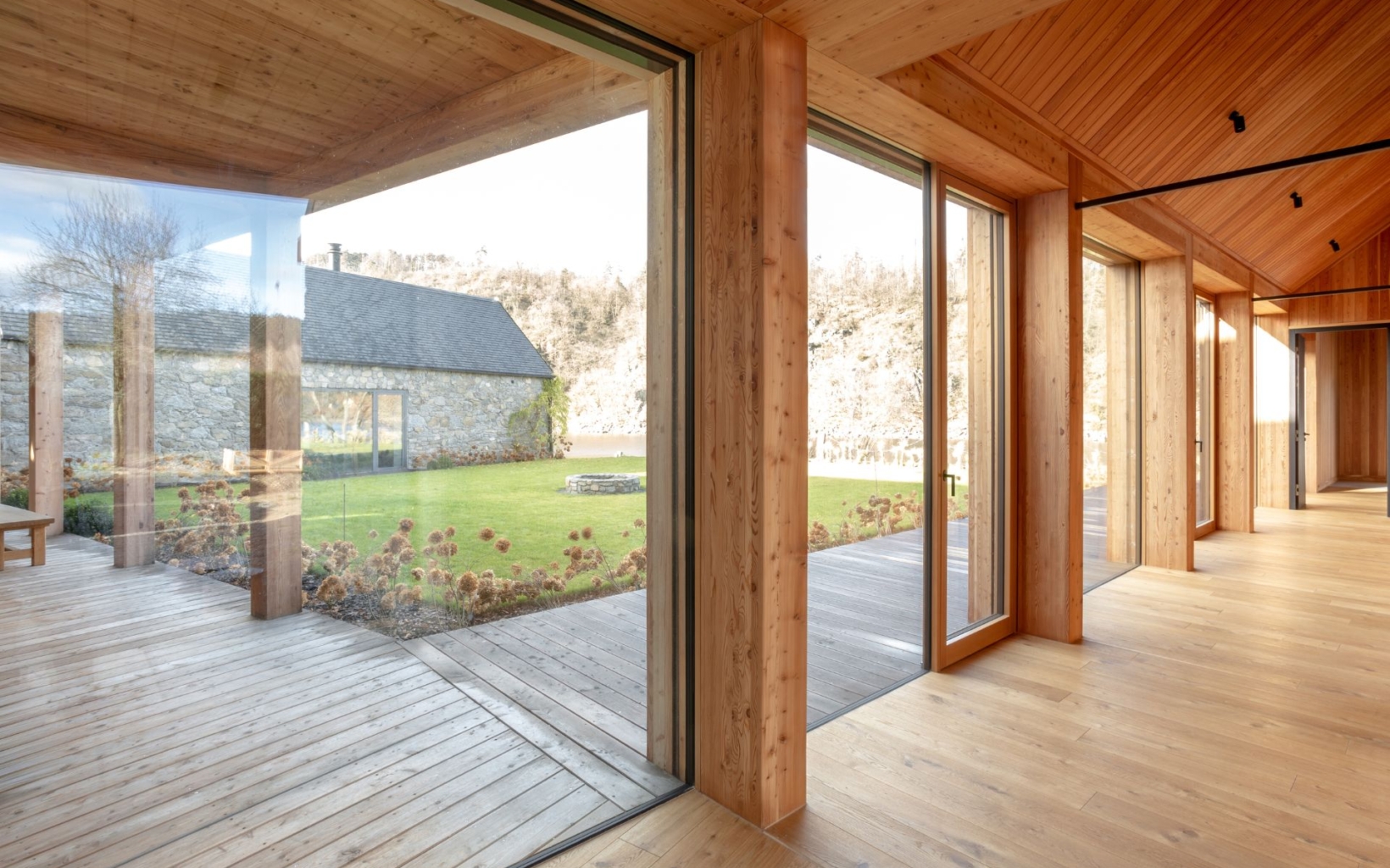 Dům z kamení, dřeva a břidlice, jehož sousedem je řeka - CzechCrunch