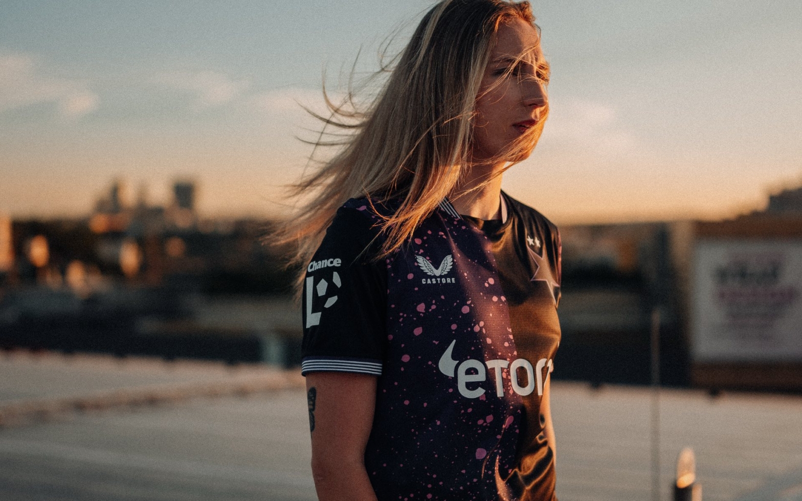 Podívejte se na nové dresy Slavie, které navrhl umělec Pasta Oner ...