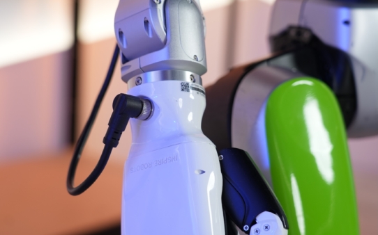 Alza přivezla humanoidní roboty. Jeden byl i na koncertu DJ Wiche ...
