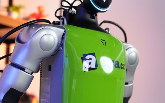 Alza přivezla humanoidní roboty. Jeden byl i na koncertu DJ Wiche ...