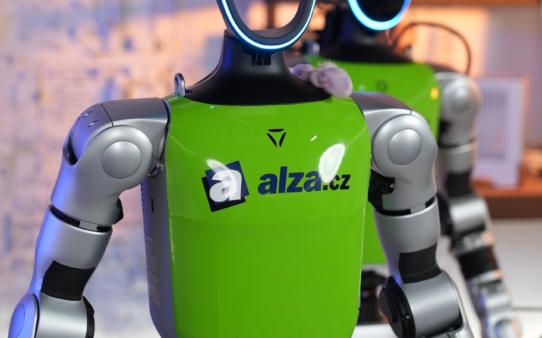 Alza přivezla humanoidní roboty. Jeden byl i na koncertu DJ Wiche ...