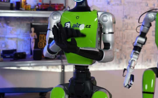 Navštívili jsme roboty Alzy. Jeden mával, druhý nás chtěl zboxovat ...