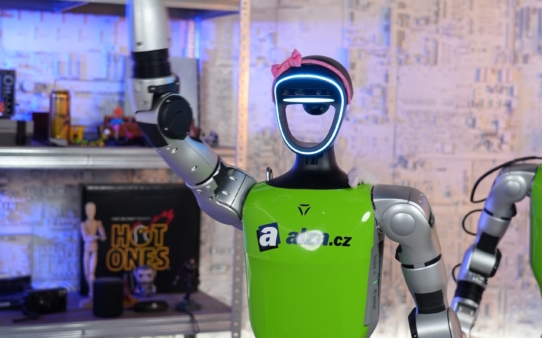 Alza přivezla humanoidní roboty. Jeden byl i na koncertu DJ Wiche ...