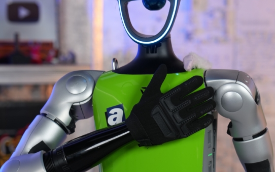 Alza přivezla humanoidní roboty. Jeden byl i na koncertu DJ Wiche ...