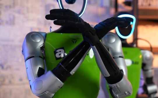 Alza přivezla humanoidní roboty. Jeden byl i na koncertu DJ Wiche ...