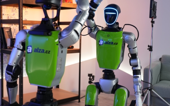 Alza přivezla humanoidní roboty. Jeden byl i na koncertu DJ Wiche ...