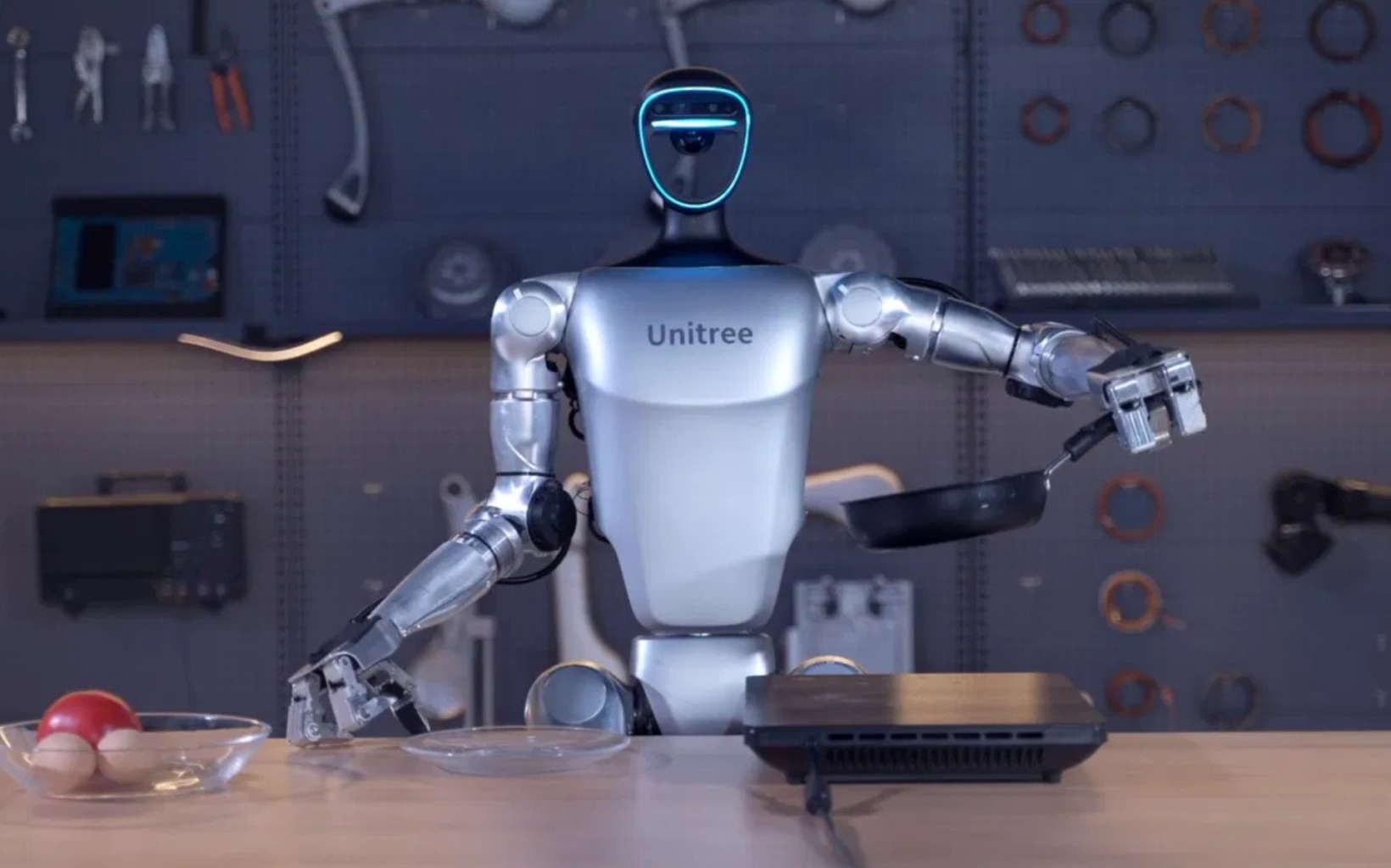Roboti z Číny ukázali rychlý pokrok, na pódiu vypadali jako lidé ...